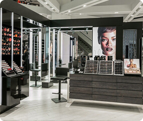 Small cosmetic shop interior design and decoration | Guangzhou Pinzhi ...